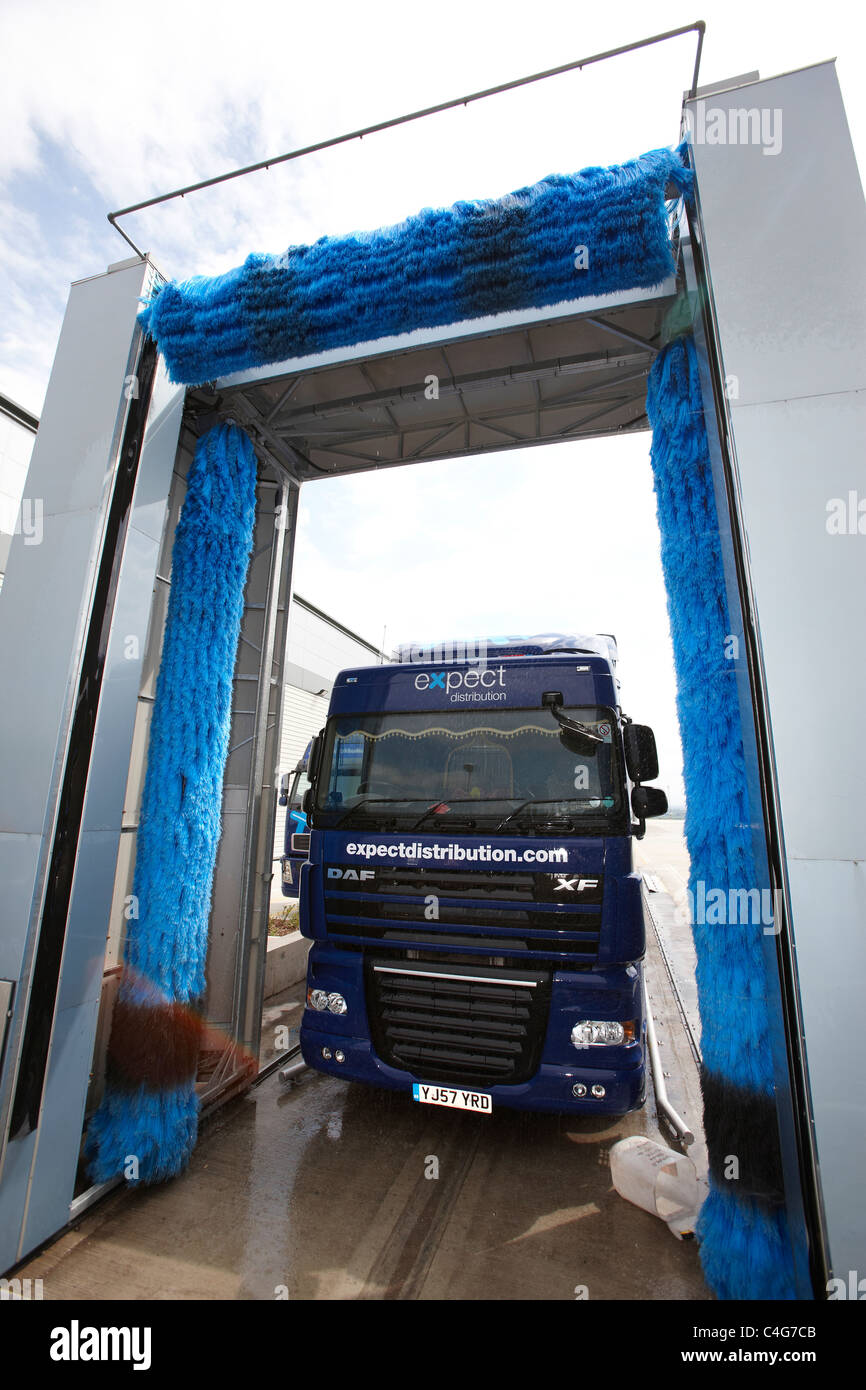 Truck lorry wash hi-res stock photography and images - Alamy