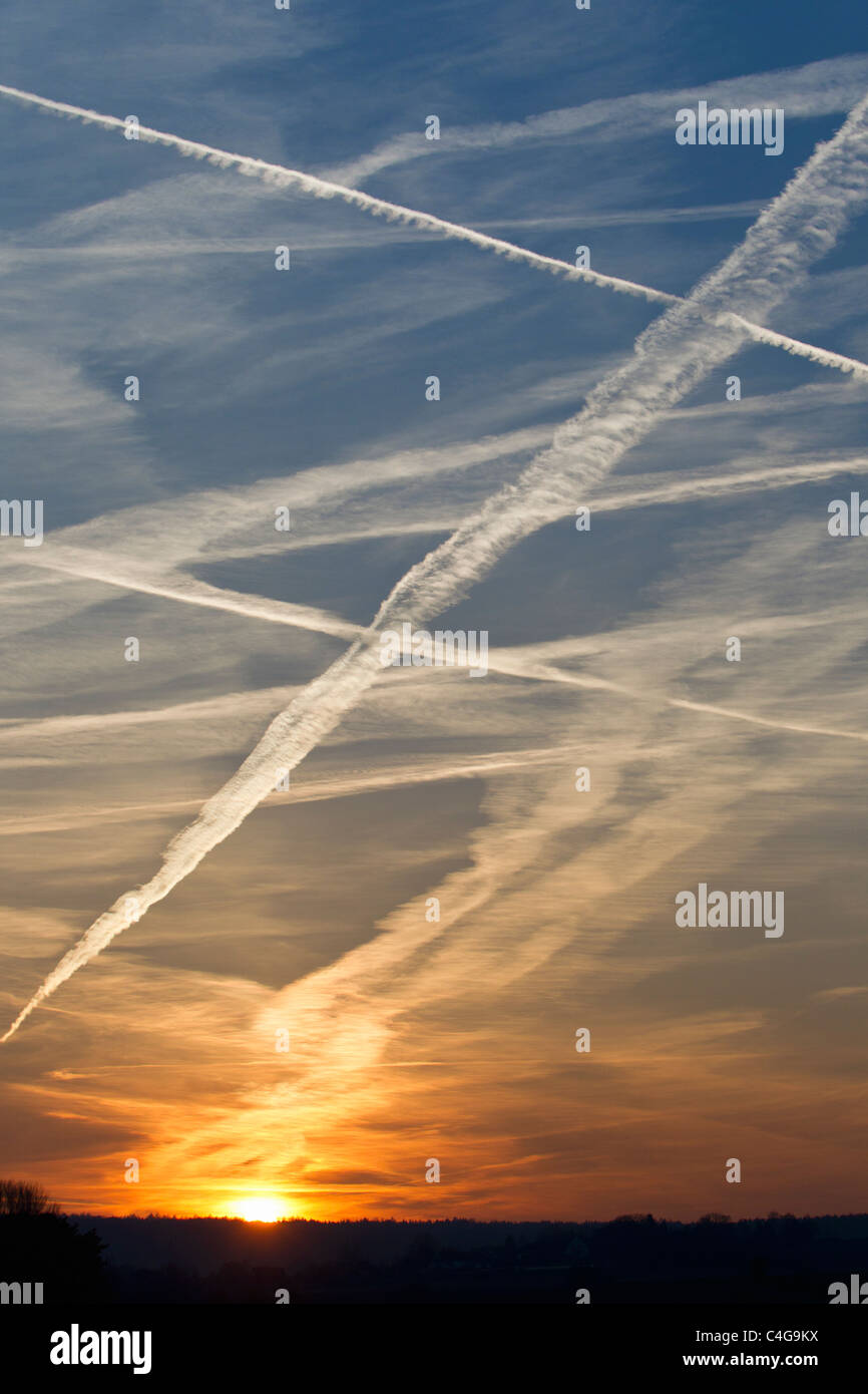 Vapour trails sunset hi-res stock photography and images - Alamy