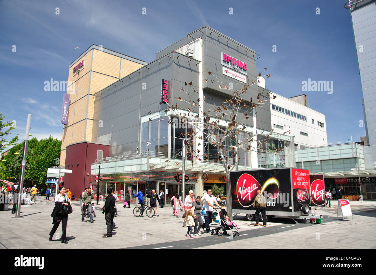 Pedestrianised high street slough hi-res stock photography and images ...