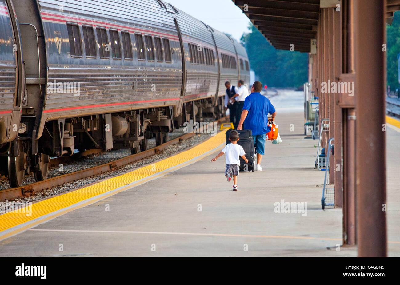 Amtrak train at station hi-res stock photography and images - Alamy