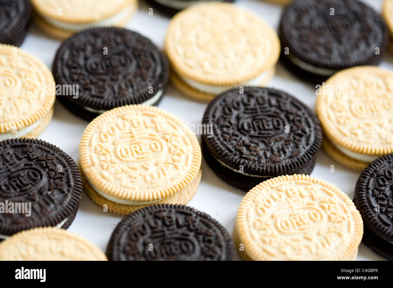 Oreo chocolate and vanilla cookies Stock Photo - Alamy