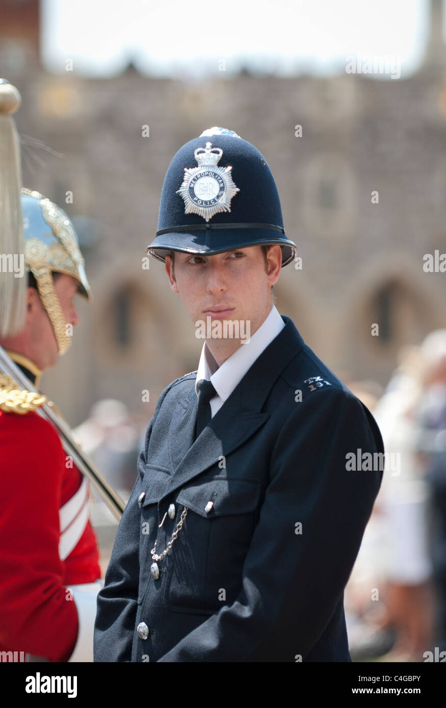 Windsor castle security hi-res stock photography and images - Alamy