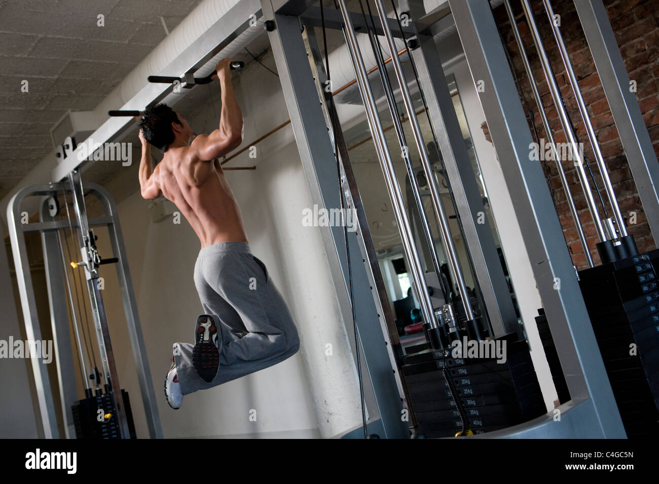 fit male working out in a gym shirtless Stock Photo - Alamy