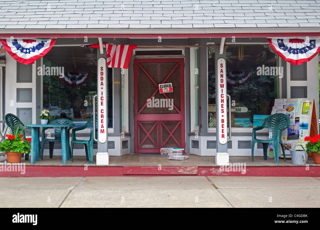 Closed ice cream shop hi-res stock photography and images - Alamy