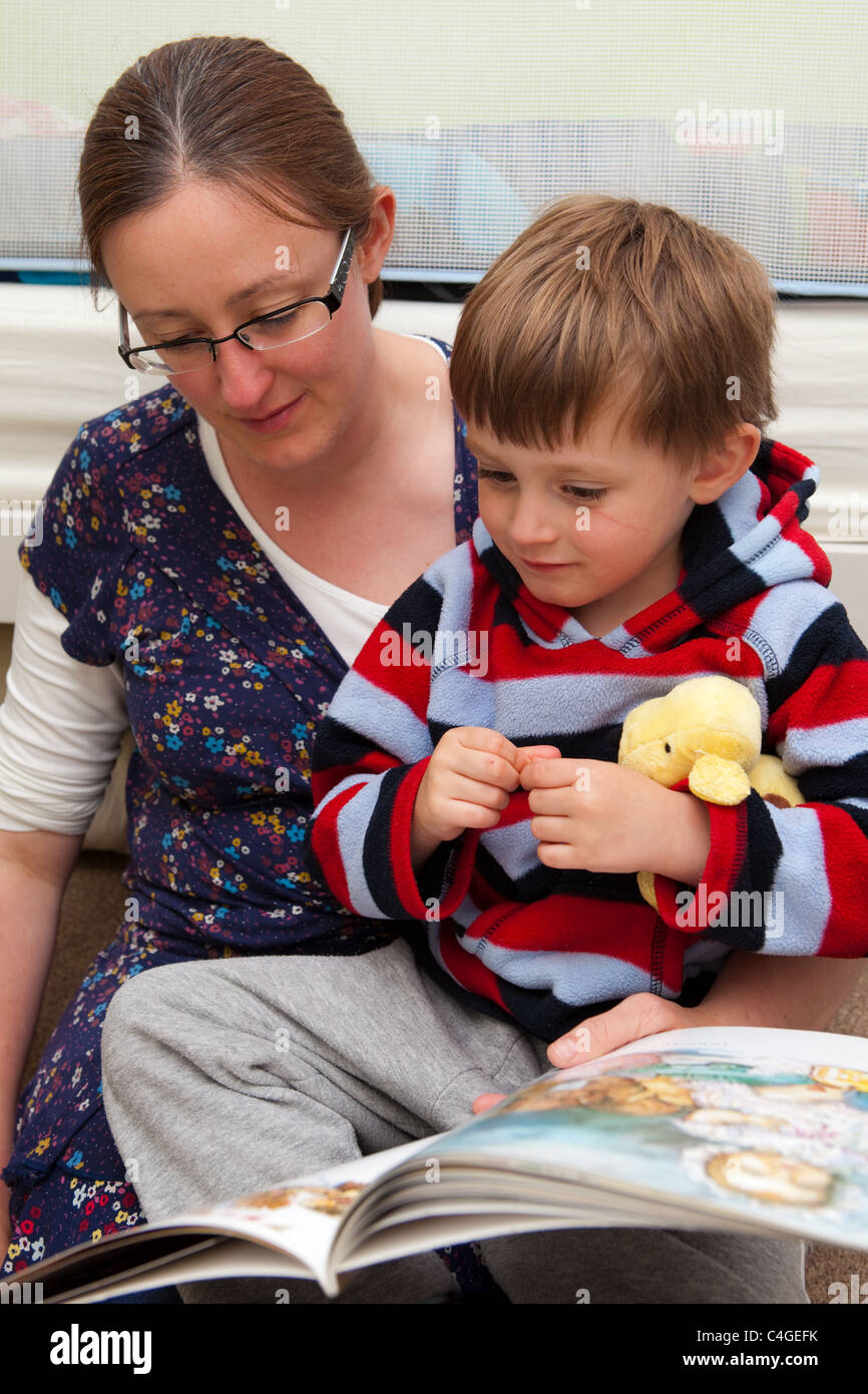 Mother and child reading a book Stock Photo - Alamy