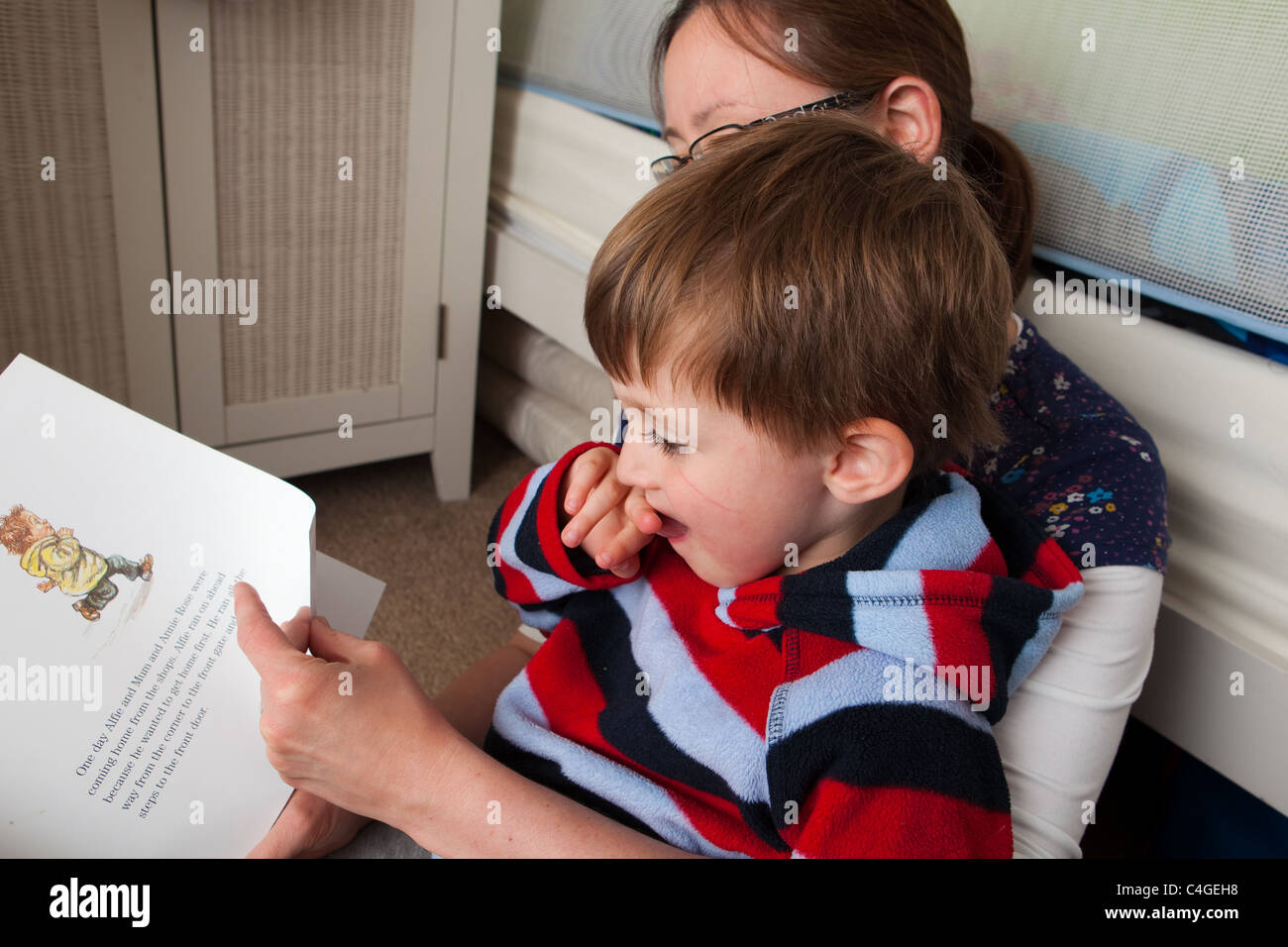 Mother and child reading a book Stock Photo - Alamy