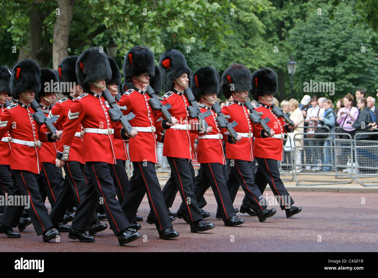 Soldiers marching with machine guns in London Stock Photo - Alamy