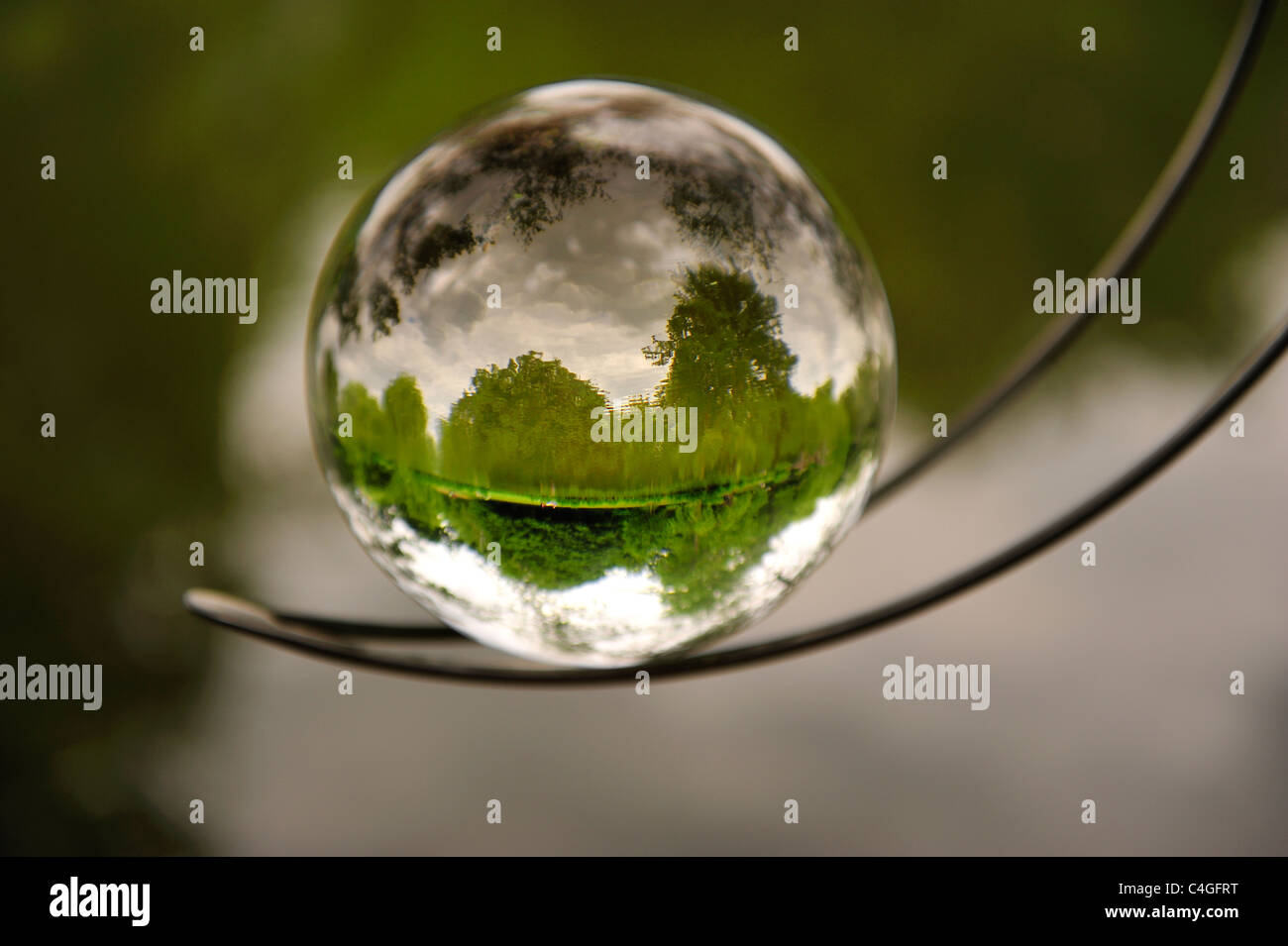 Big Glass balls floating in the room.Große Glas Kugel Ball, die in den ...