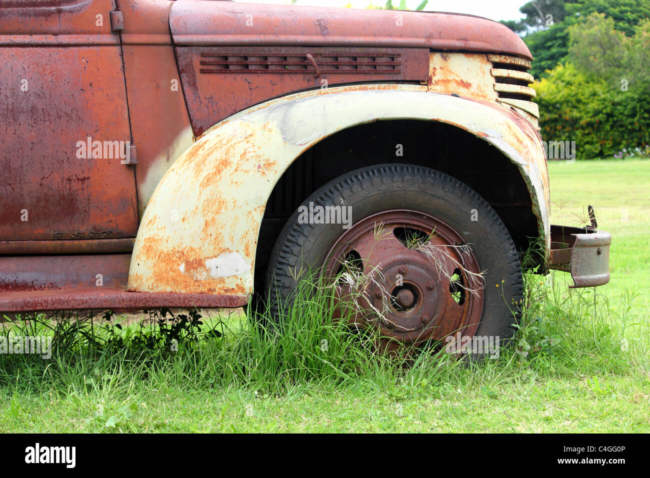 RUSTY OLD TRUCK IN A FIELD BDB Stock Photo - Alamy