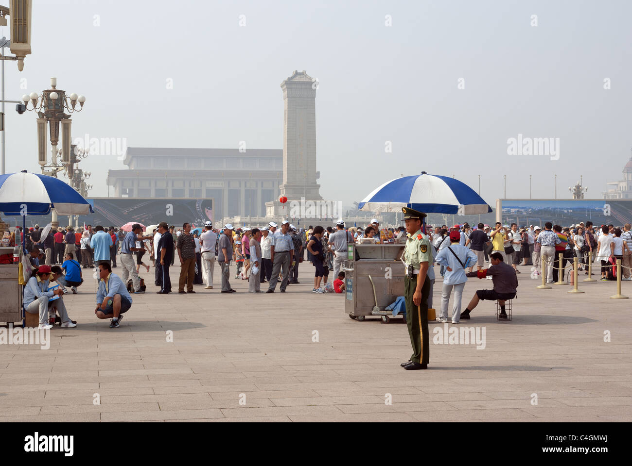 Police officer standing guard hi-res stock photography and images - Alamy