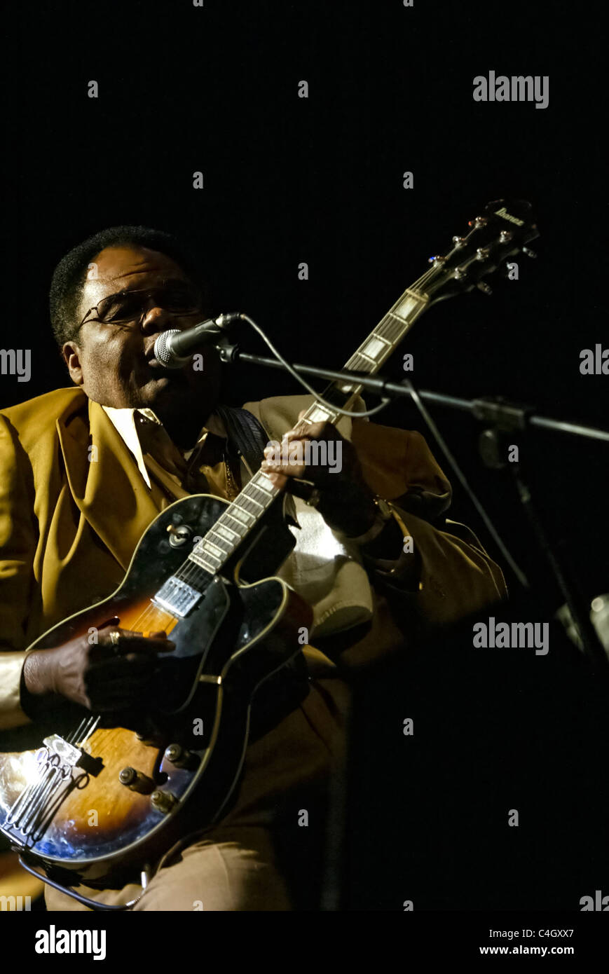 African american male singer stage hi-res stock photography and images ...