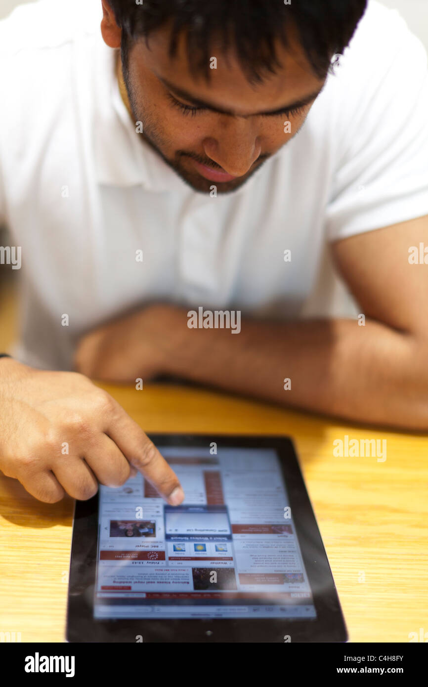 Man using i pad hi-res stock photography and images - Alamy
