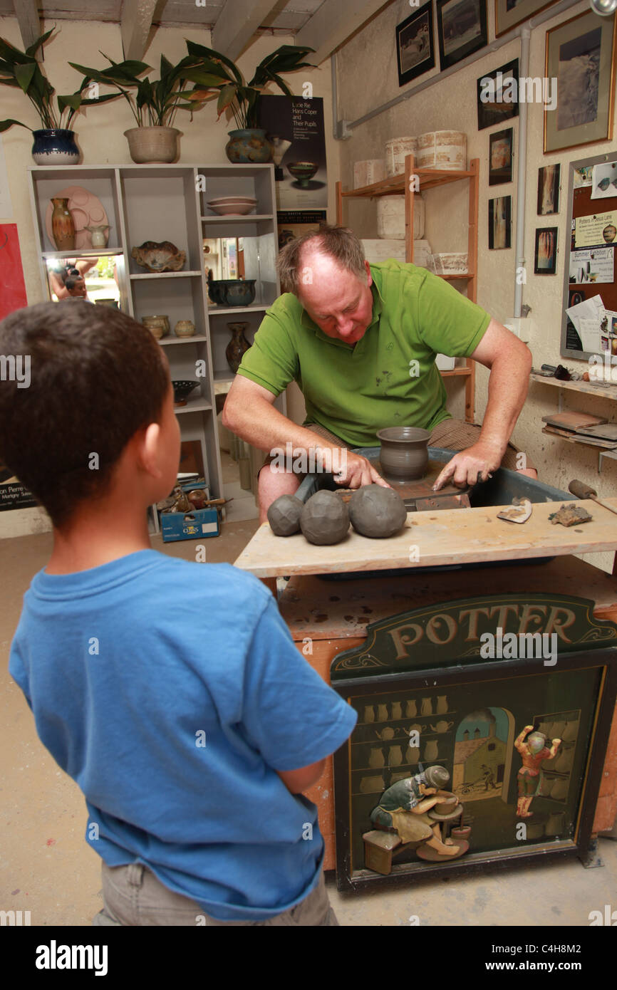 Pottery lesson kids hi-res stock photography and images - Alamy