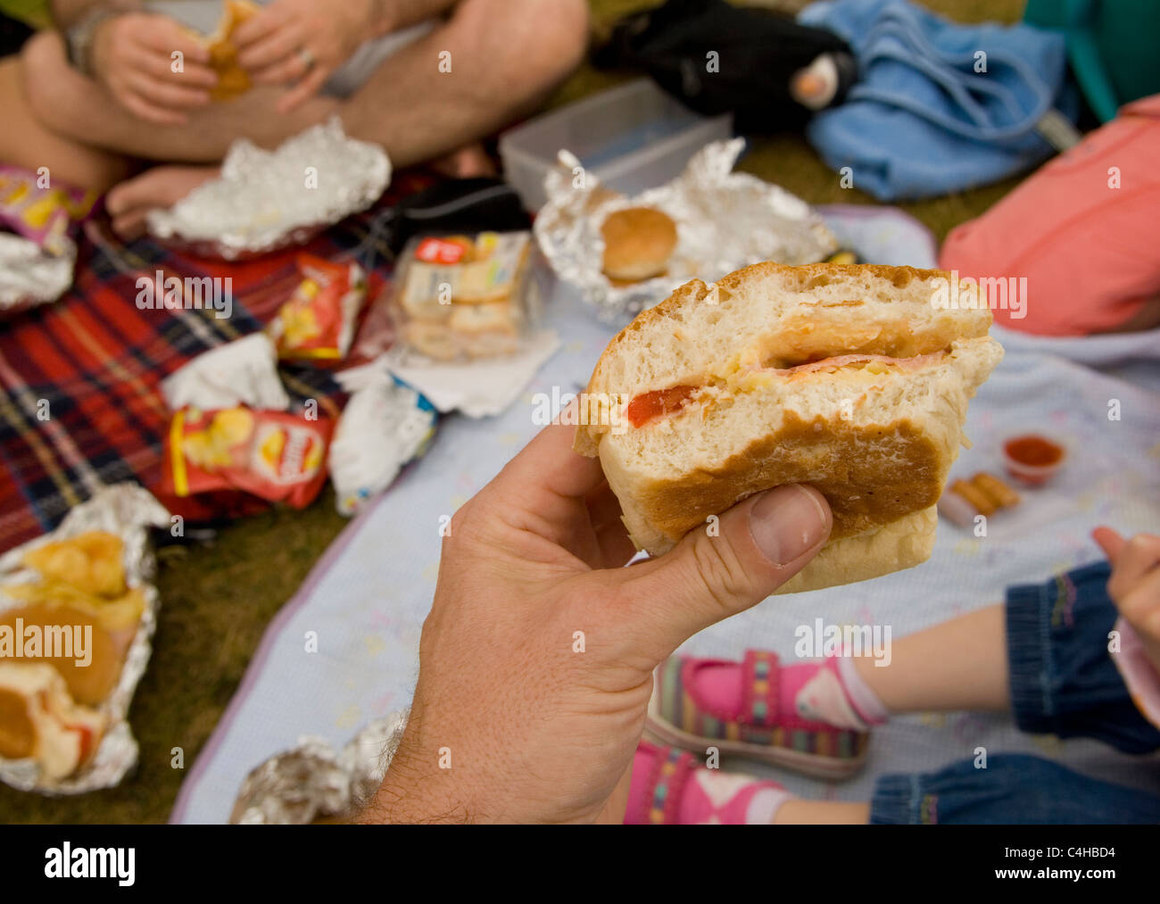 Family eating crisps hi-res stock photography and images - Alamy