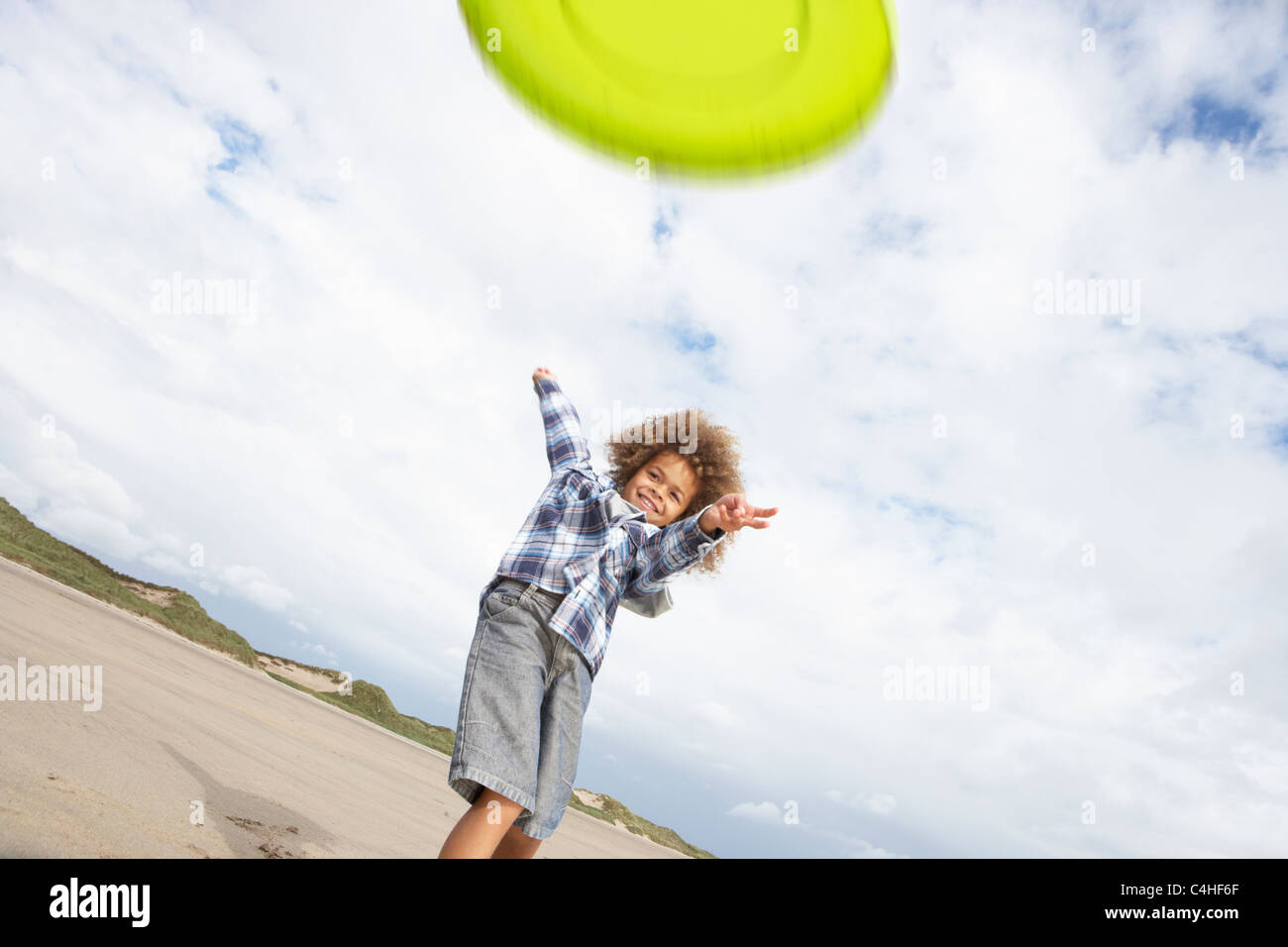 Boy playing frisbee on beach Stock Photo - Alamy