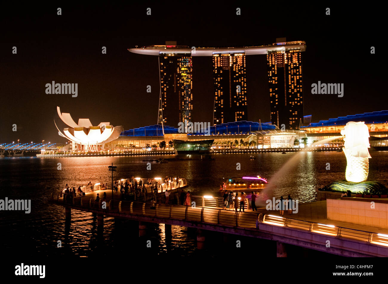 Marina Bay Sands Hotel and Singapore Merlion Stock Photo - Alamy