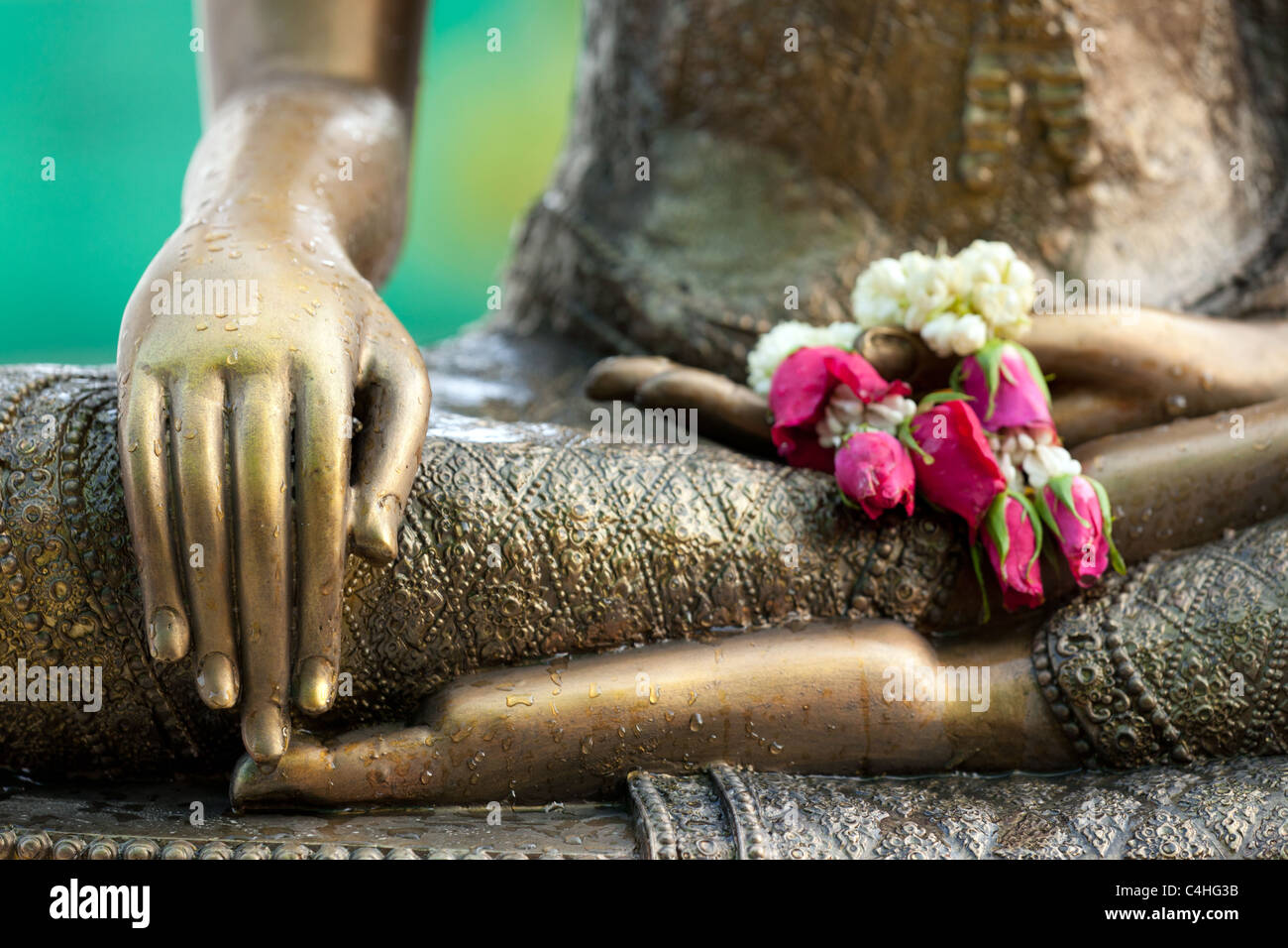 Statue offering flower hi-res stock photography and images - Alamy