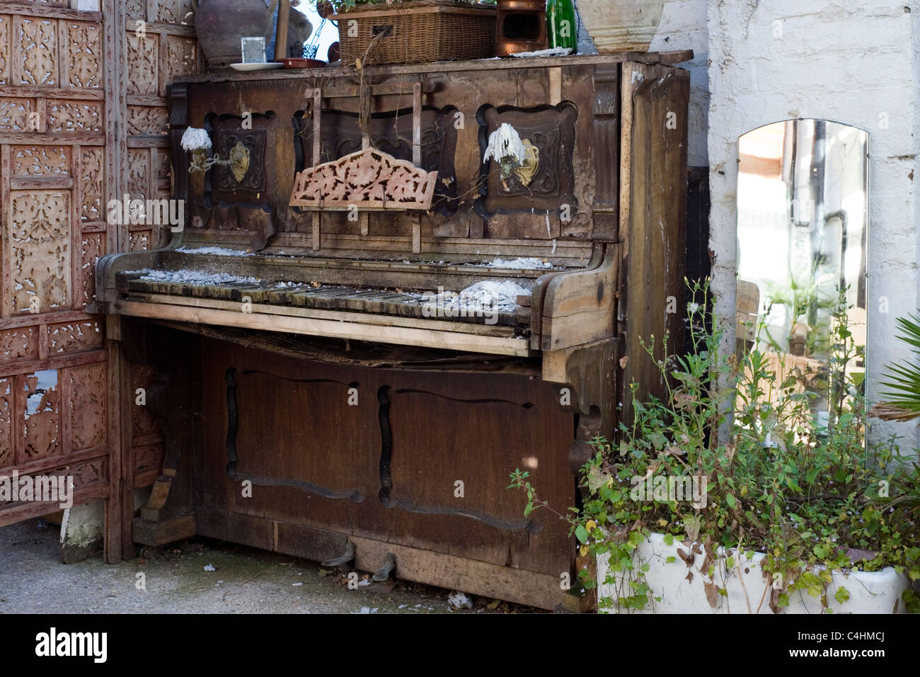 Broken piano hi-res stock photography and images - Alamy