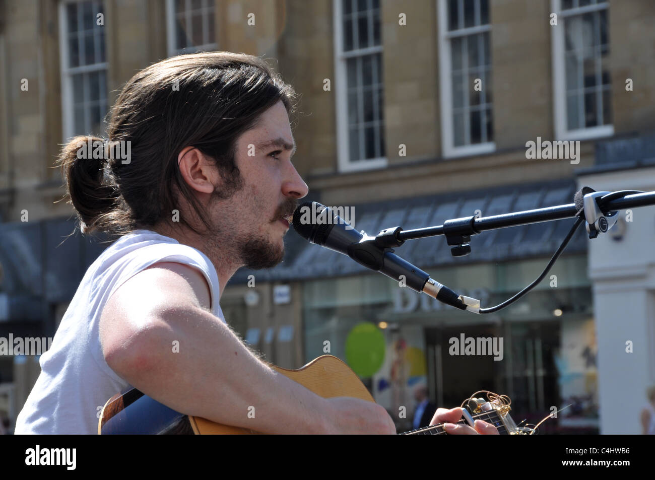 Busking crowds hi-res stock photography and images - Alamy