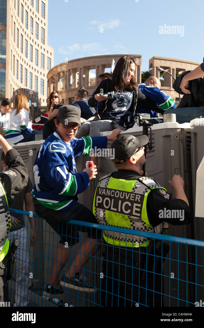 Bus stations hi-res stock photography and images - Alamy
