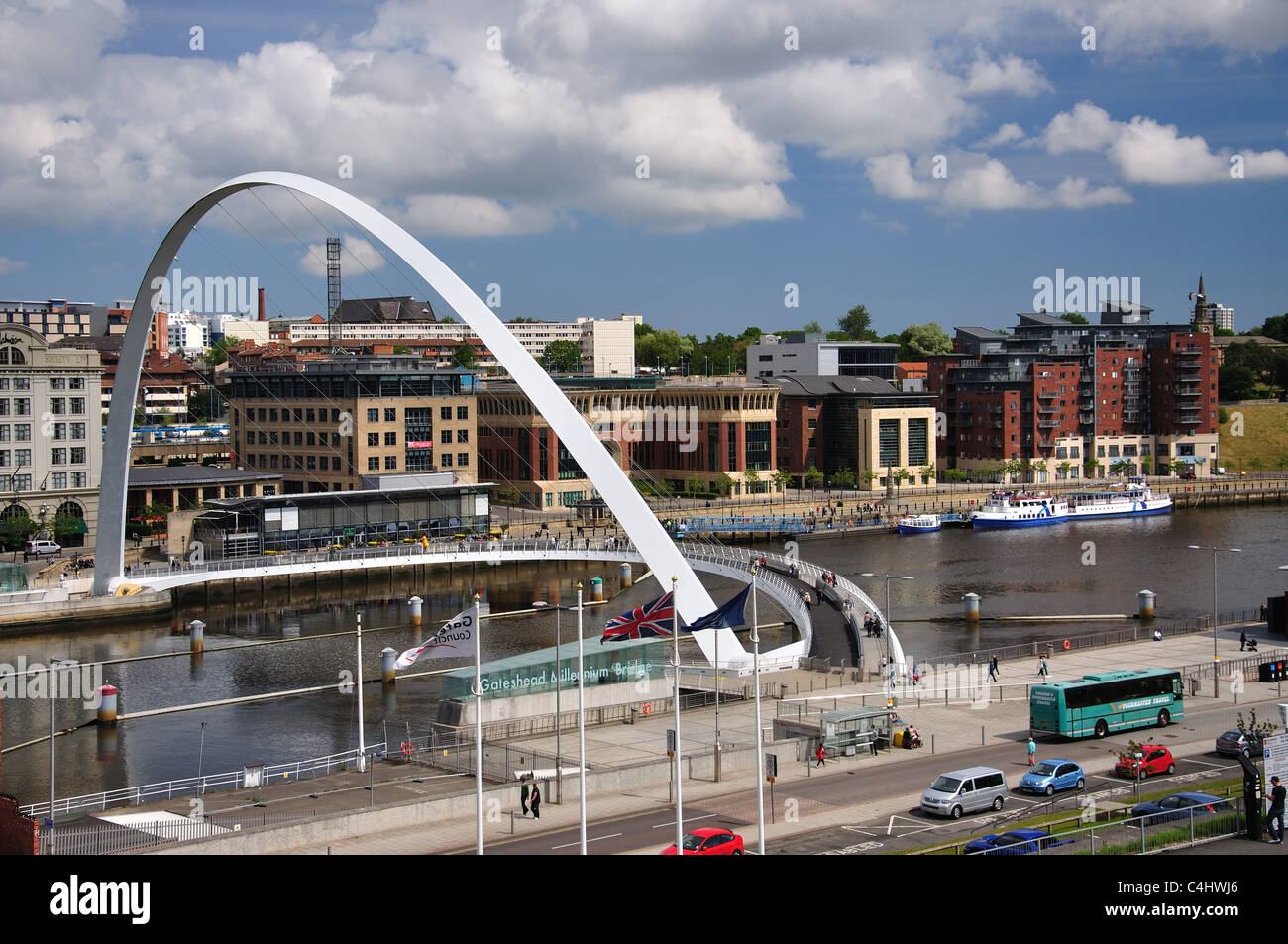 Gateshead millennium bridge over river tyne newcastle upon tyne tyne hi ...