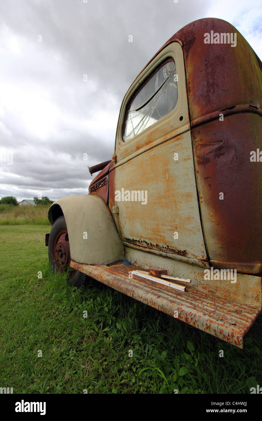 RUSTY OLD TRUCK IN A FIELD BDB Stock Photo - Alamy
