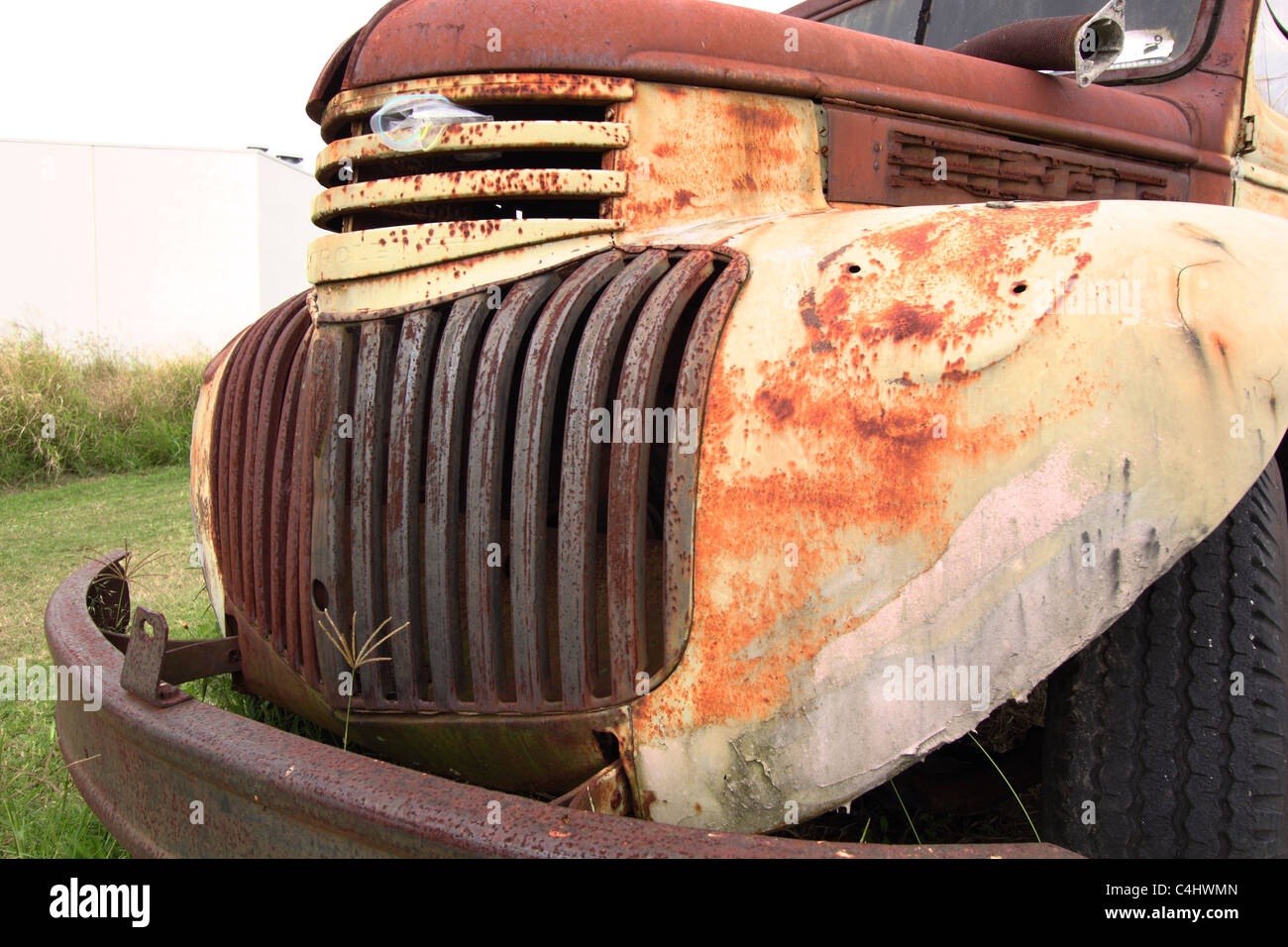 RUSTY OLD TRUCK IN A FIELD BDB Stock Photo - Alamy