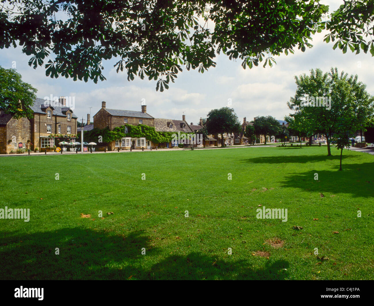 June 1993: Village green, Broadway, Worcestershire, UK Stock Photo - Alamy
