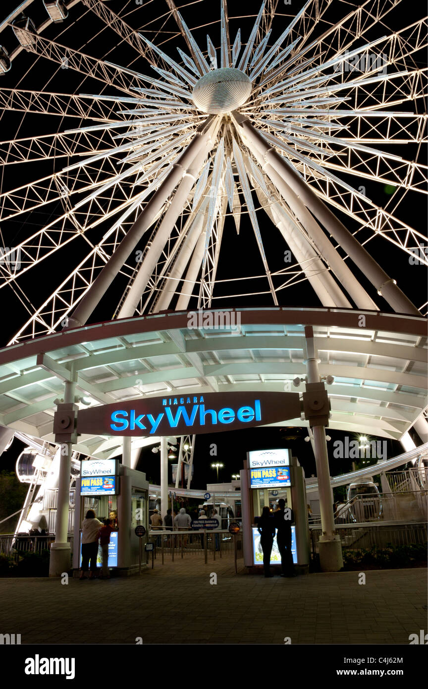 The SkyWheel ferris wheel at night, Clifton Hill, Niagara Falls ...