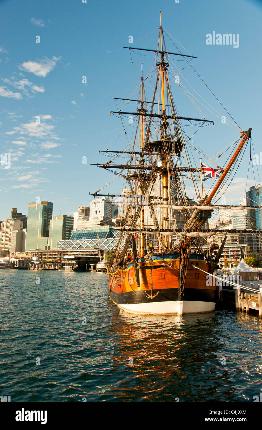 Old galleon at sea hi-res stock photography and images - Alamy