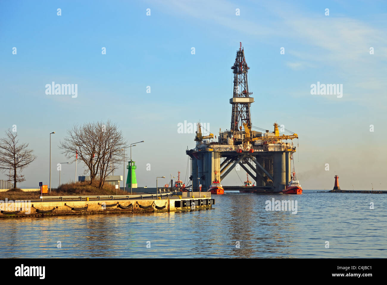 Arctic oil rig hi-res stock photography and images - Alamy