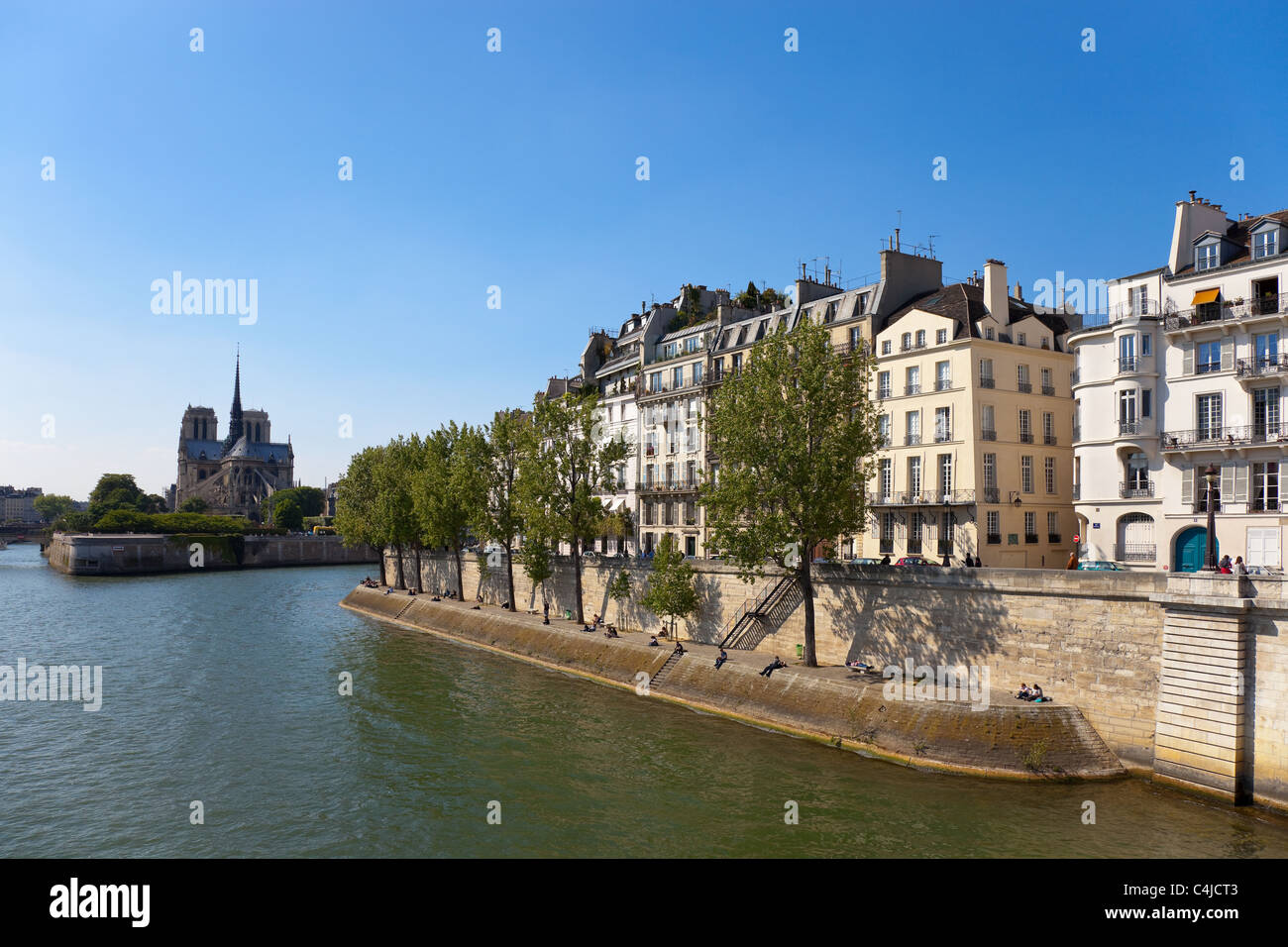The Seine in the background of the beautiful architecture of Paris ...