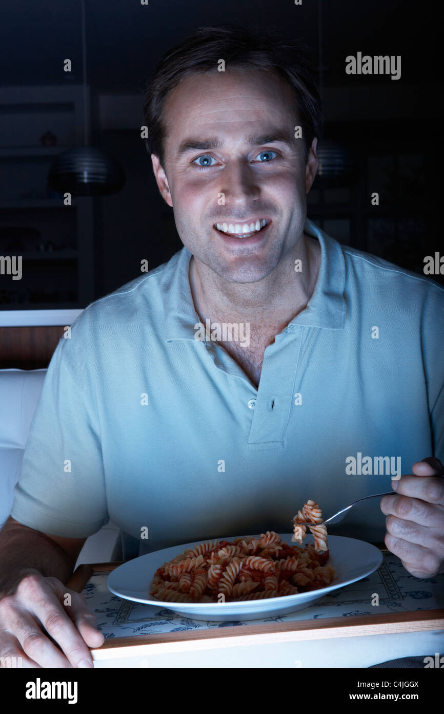 Man watching tv at dinner hi-res stock photography and images - Alamy