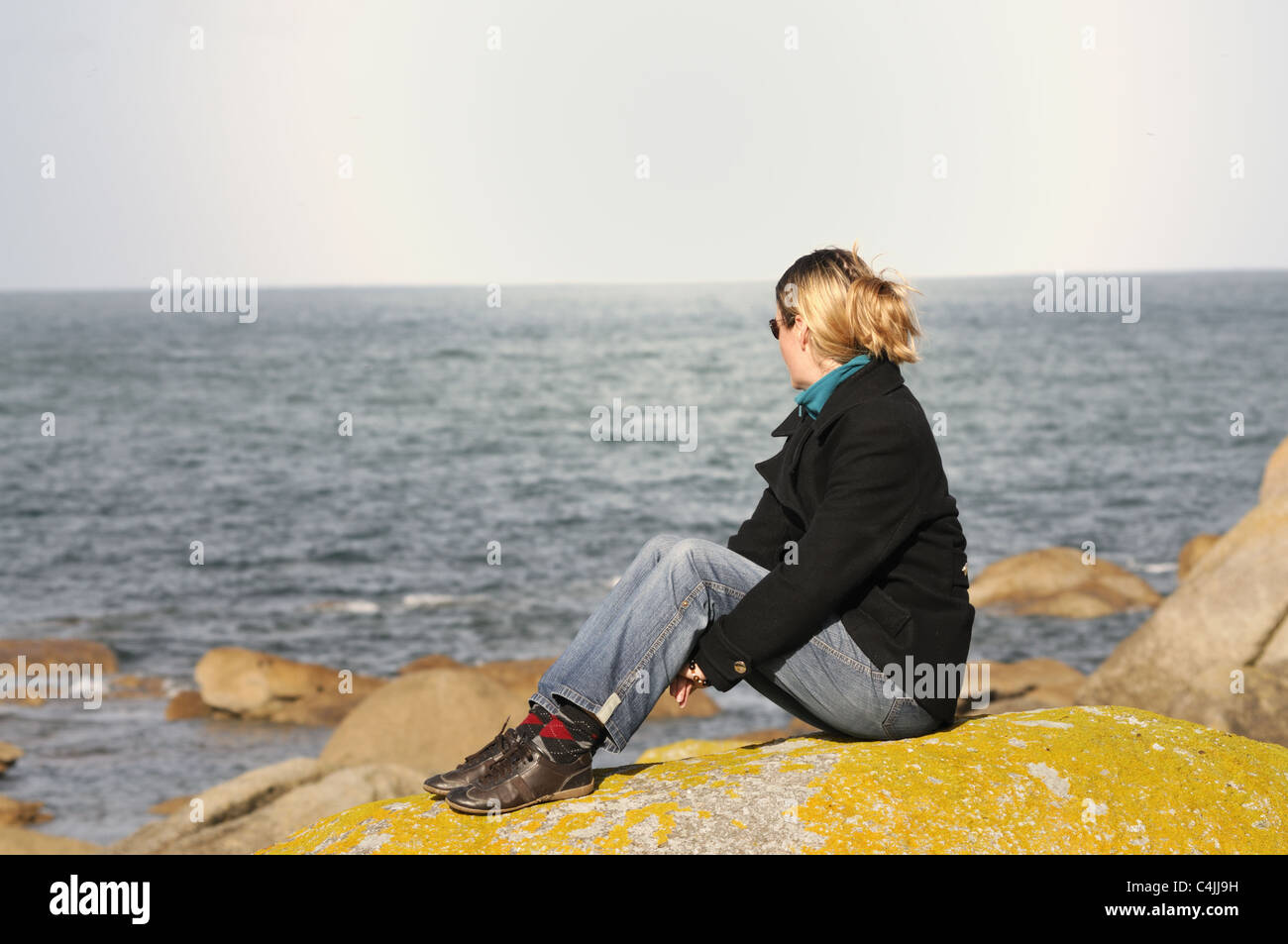 Young woman watching the ocean Stock Photo - Alamy