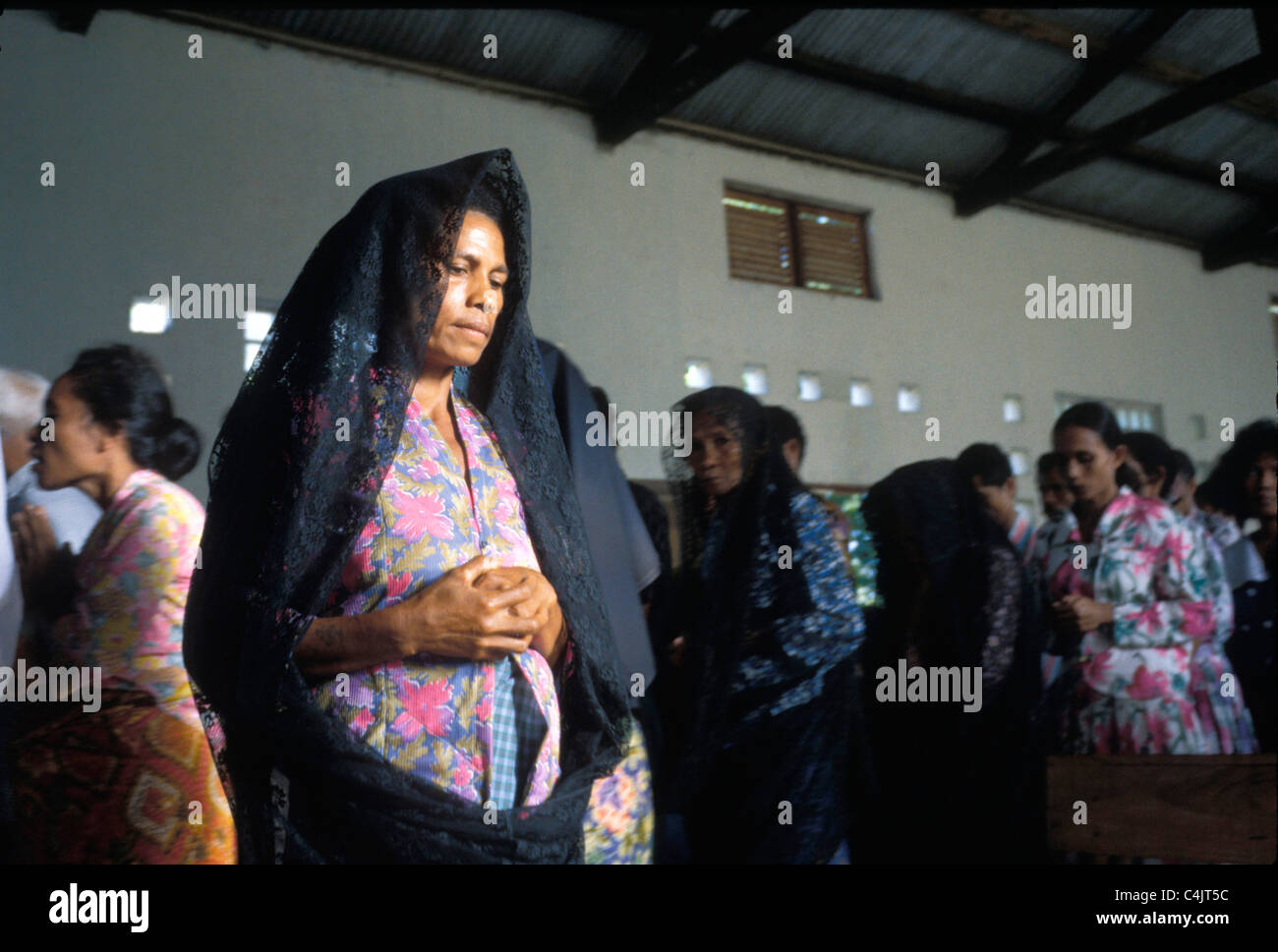 EAST TIMOR. WOMEN AT CATHOLIC MASS AT DILI CATHEDRAL Stock Photo - Alamy