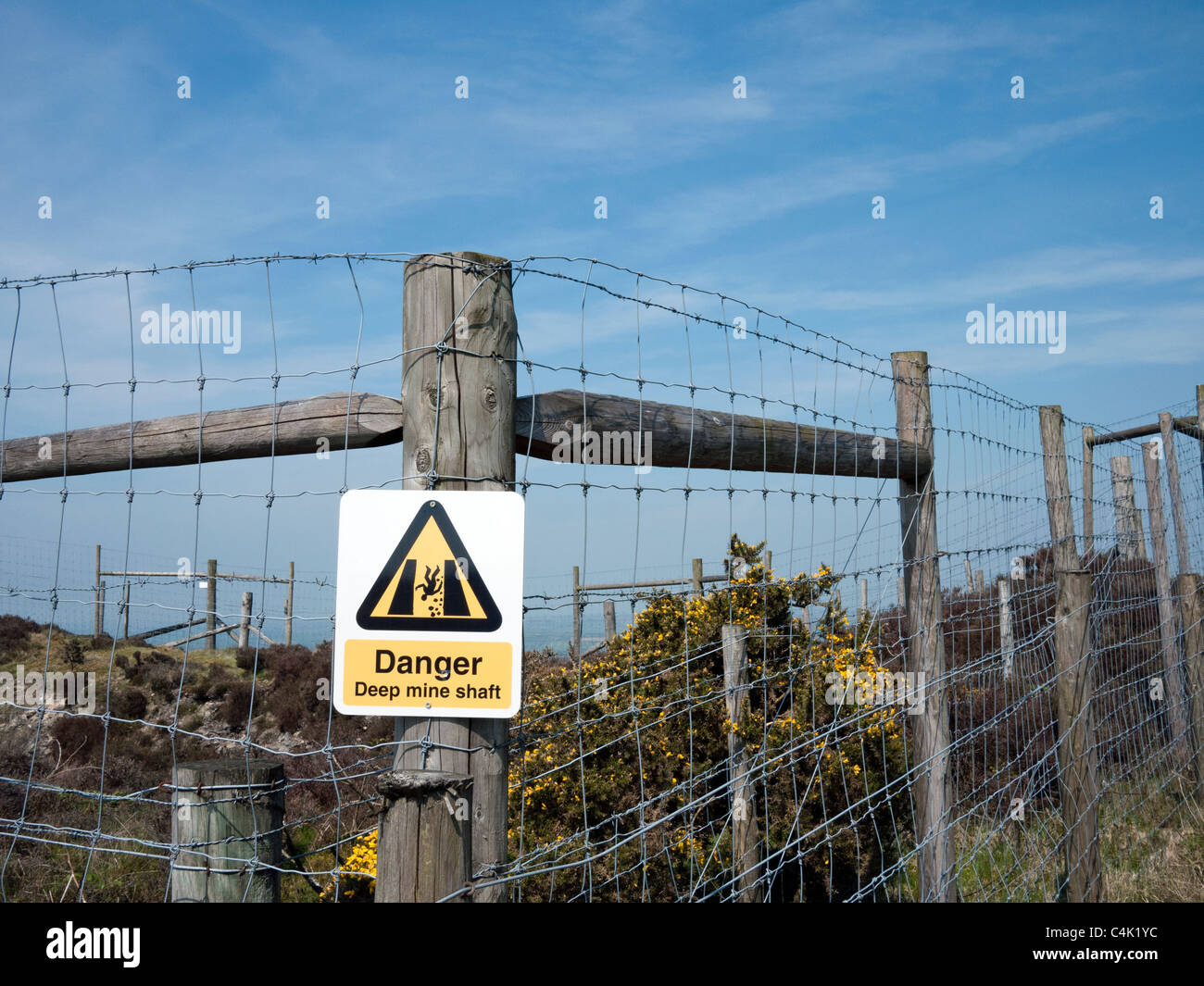 Old mine shaft hi-res stock photography and images - Alamy