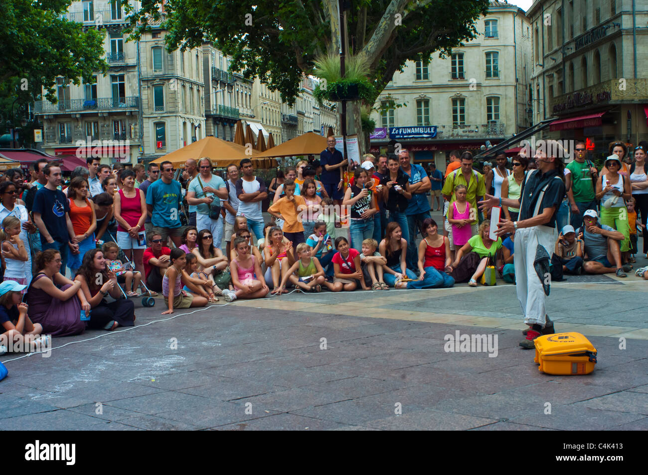 People watching street show hi-res stock photography and images - Alamy