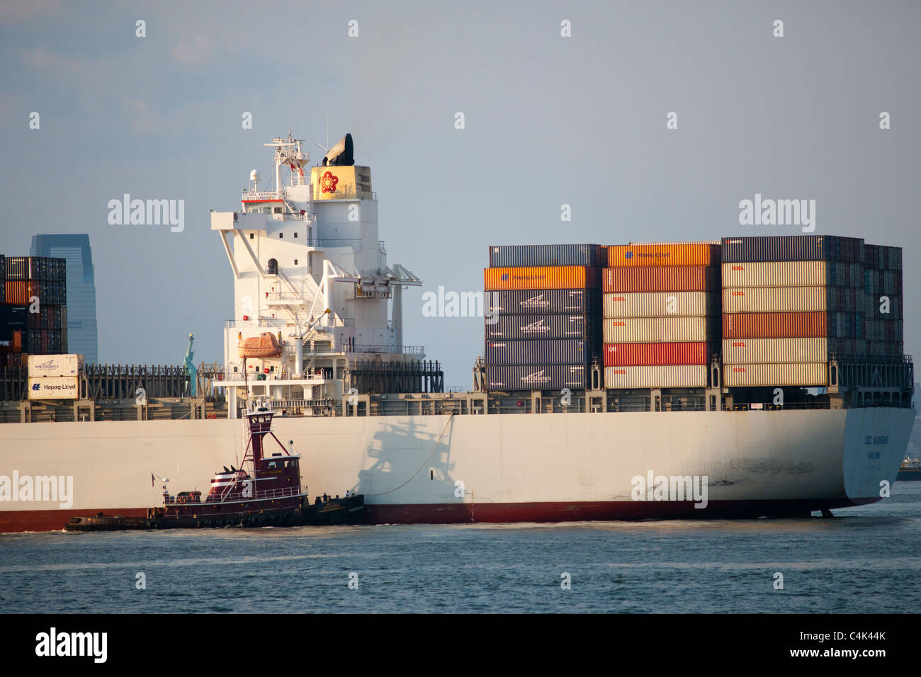 Oocl shipping line hi-res stock photography and images - Alamy