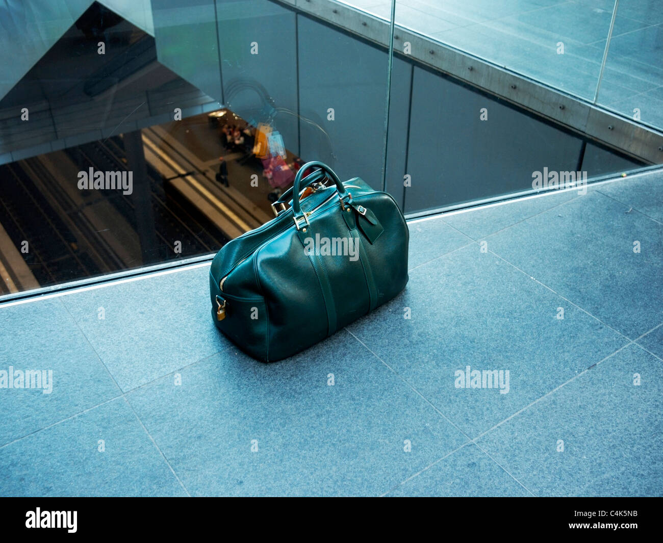 Abandoned travel bag station hi-res stock photography and images - Alamy