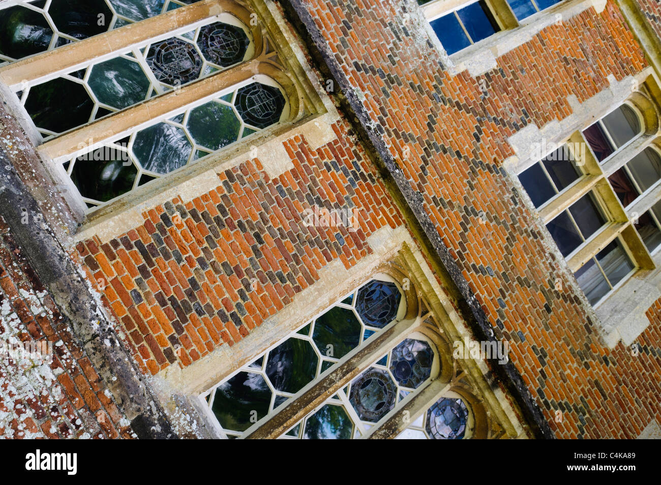 Tudor brickwork with traditional criss-cross pattern Stock Photo - Alamy