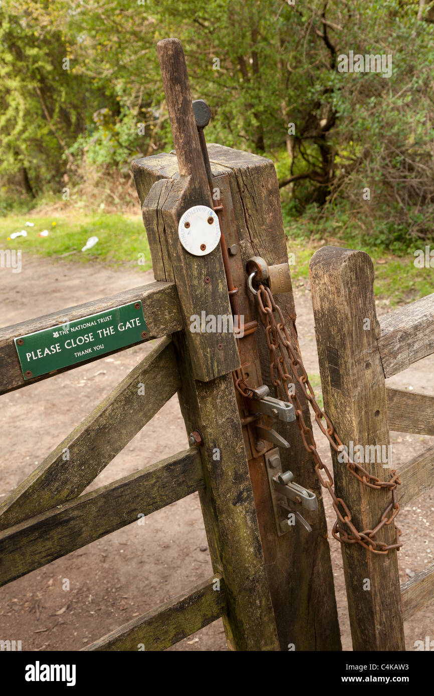 Chained gate hi-res stock photography and images - Alamy