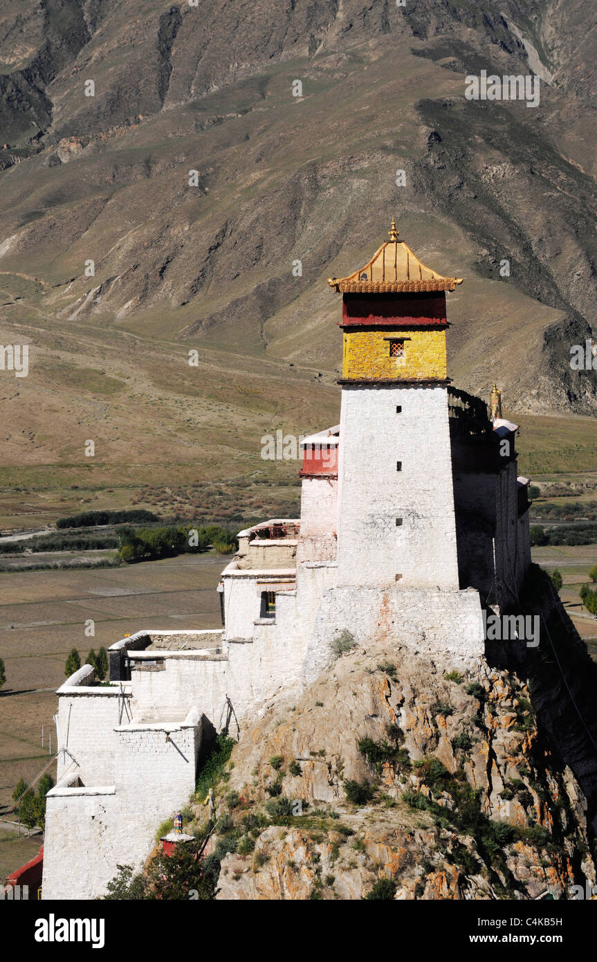 Landmark of an ancient palace in Tibet Stock Photo - Alamy
