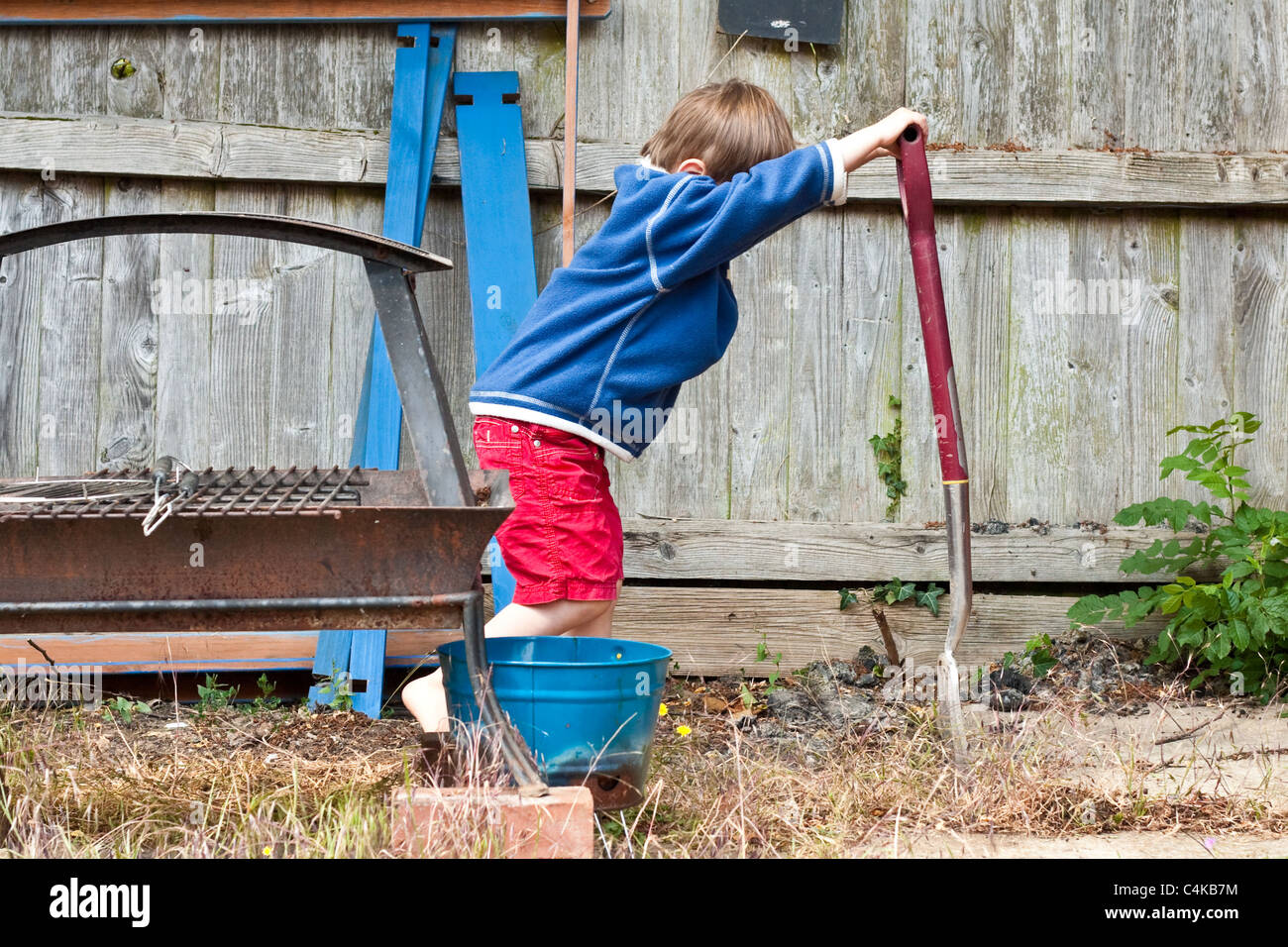 Young child digging with a shovel Stock Photo - Alamy
