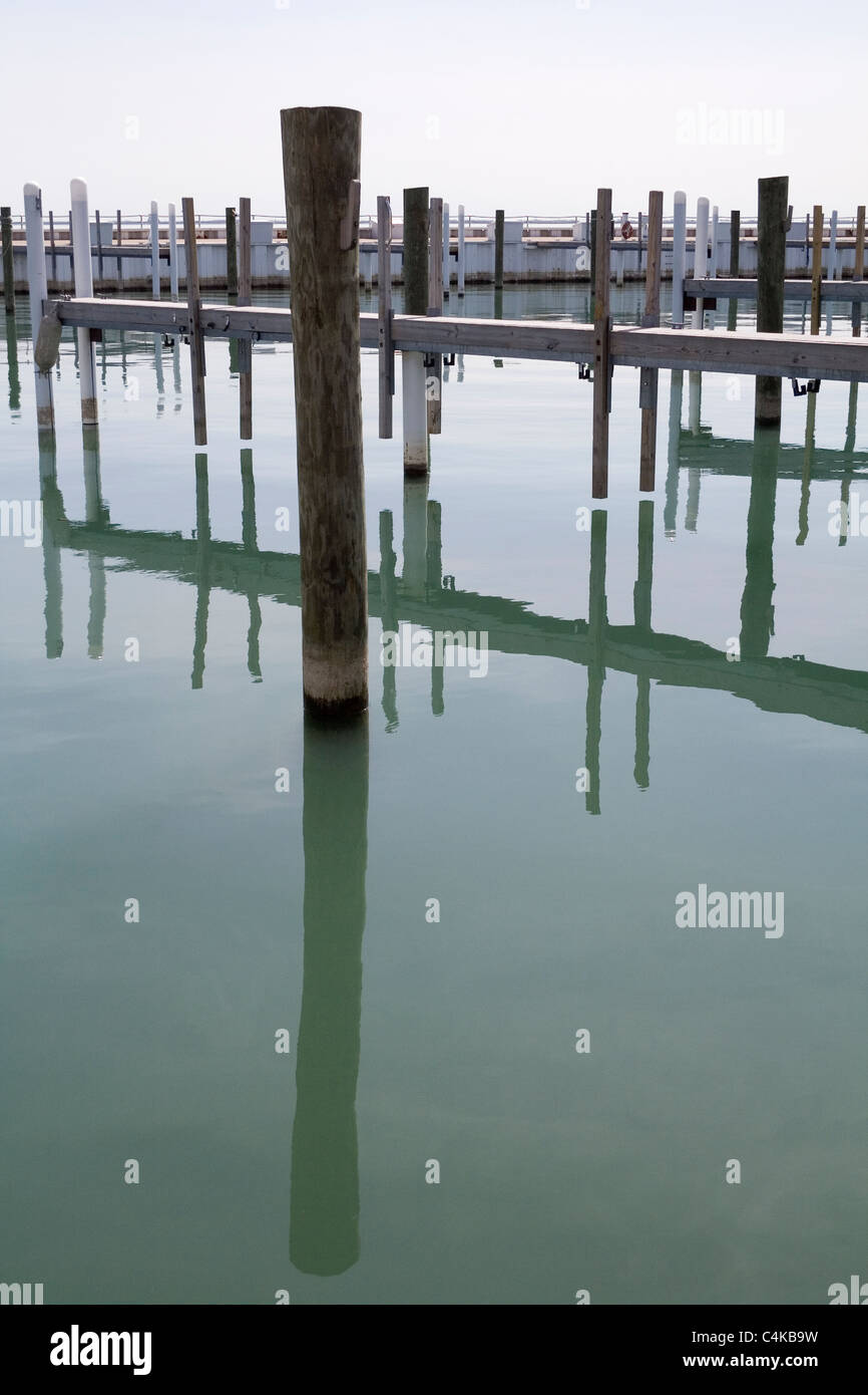 empty boat docks at marina Stock Photo - Alamy