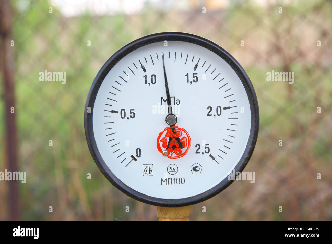 Gas manometer gauge with a black arrow Stock Photo - Alamy