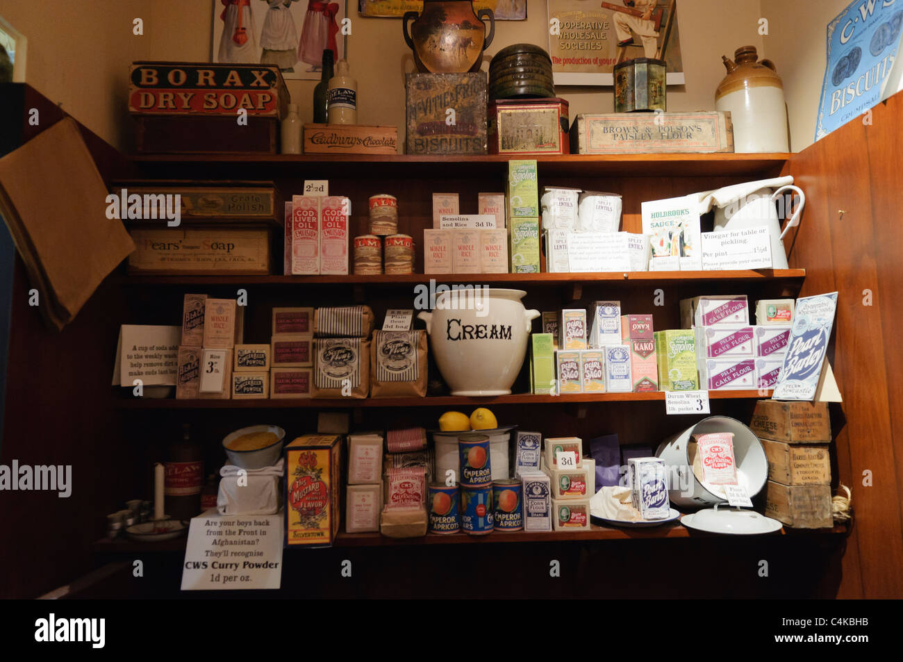 Corner shop 1950s hi-res stock photography and images - Alamy