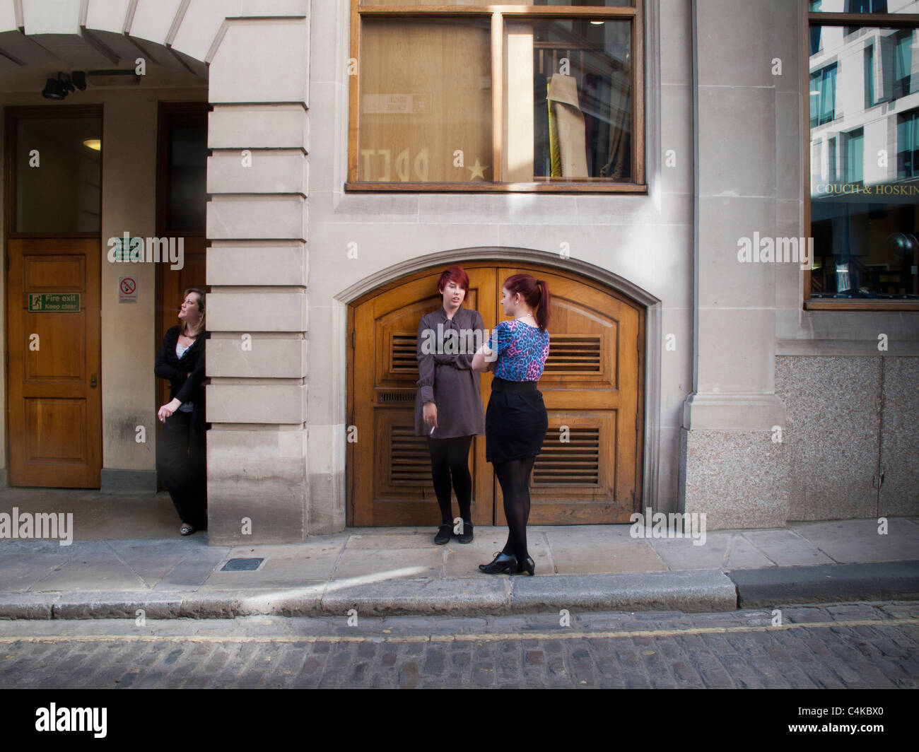 Smokers outside building hi-res stock photography and images - Alamy