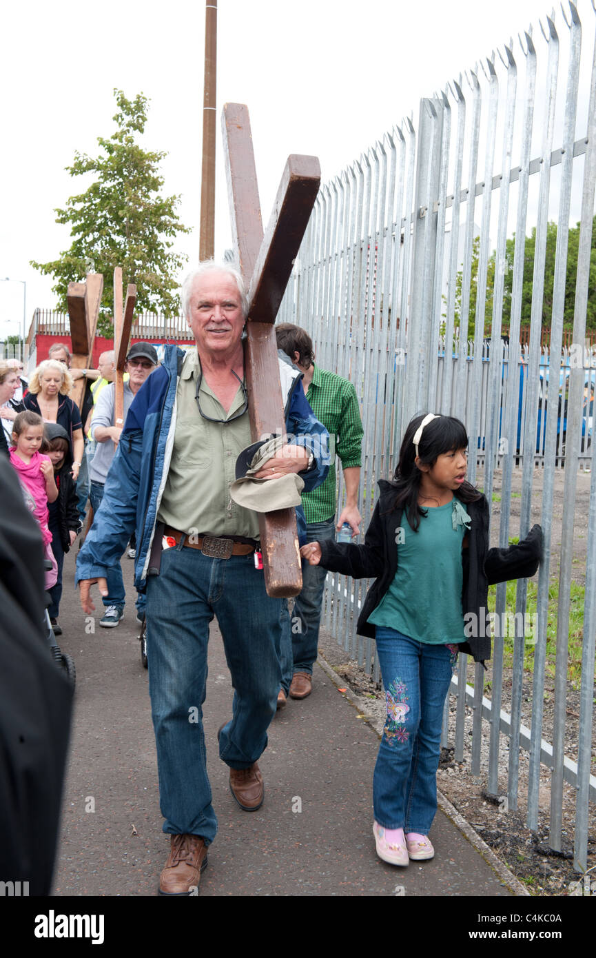 Marchers led by Arthur Blessitt carrying large wooden crosses ...