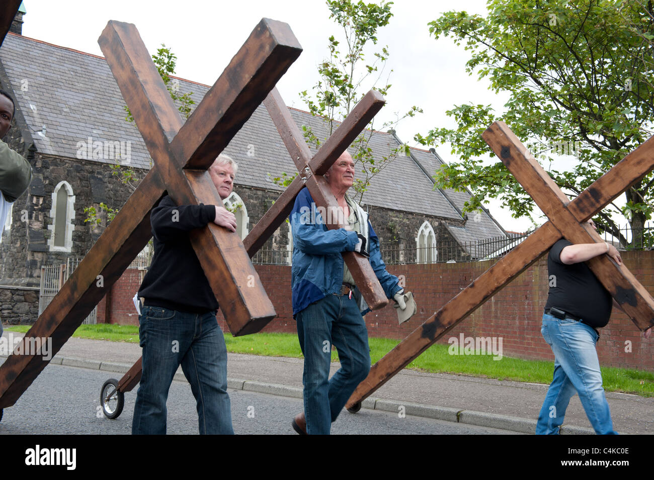 Marchers led by Arthur Blessitt carrying large wooden crosses ...