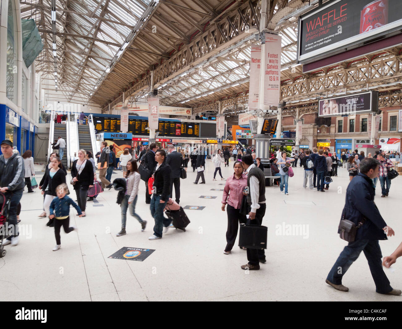 Victoria london station hi-res stock photography and images - Alamy